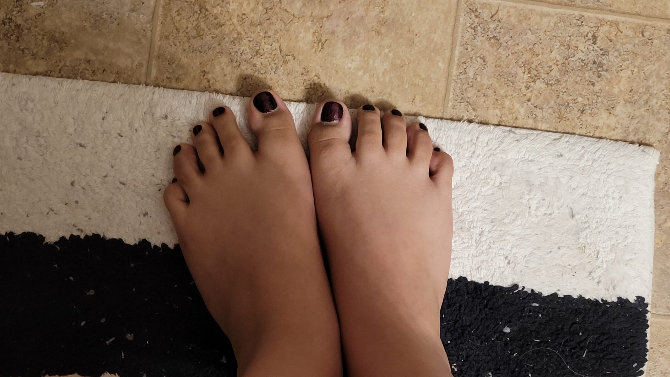 Big feet want your attention - Fun With Feet